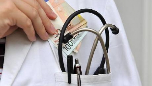 Χειρουργός έφαγε το ξύλο της χρονιάς του από πελάτη - Ηλεία Οικονομία