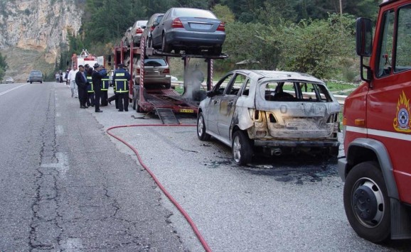 Τραγωδία με τρεις νεκρούς στην Εγνατία! Ι.Χ. σφηνώθηκε κάτω από νταλίκα ...