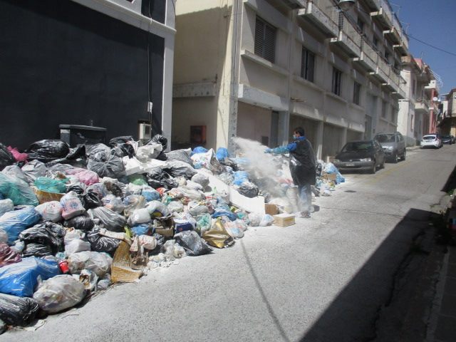Νέα χωματερή στην Πραξιτέλους - Οι καταστηματάρχες με ασβέστη και ...
