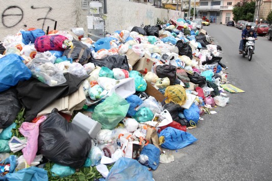ΔΗΜΟΣ ΠΥΡΓΟΥ: Μόνο λόγια και τα "βουνά" των σκουπιδιών μεγαλώνουν σε ...