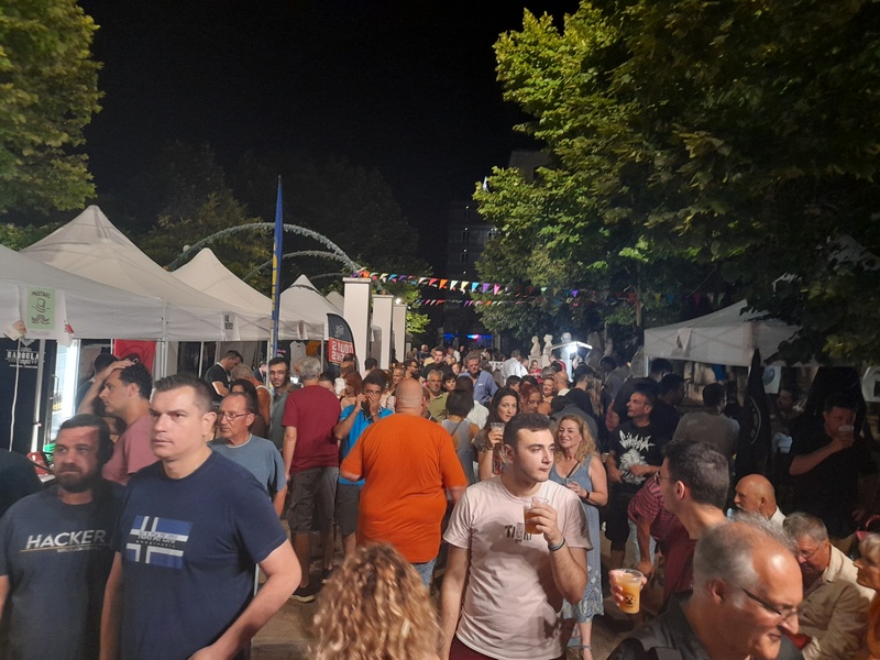 «Πόλος έλξης» και με μεγάλη επιτυχία από την πρώτη μέρα το 1ο WEST BEER ...