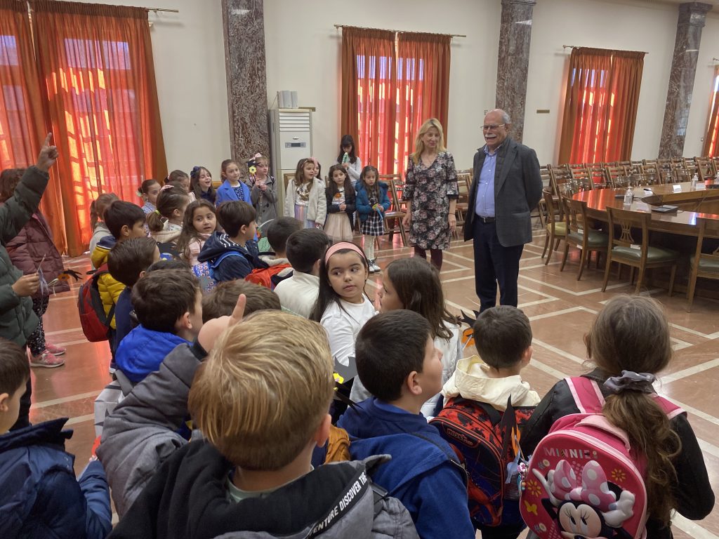 Άκουσε τα κάλαντα της Άνοιξης ο Στ. Καννής από μαθητές - Ηλεία Οικονομία